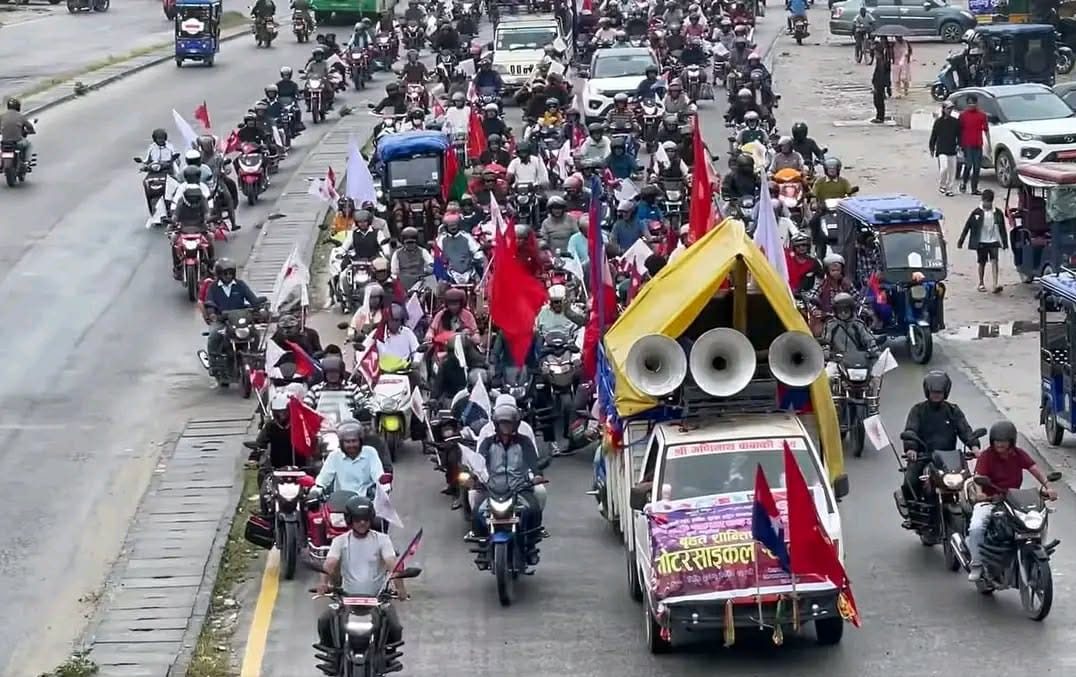 वर्षाको प्रवाह नगरी संसद् पुनर्स्थापनाको माग गर्दै दमकमा मोटरसाइकल र् ...